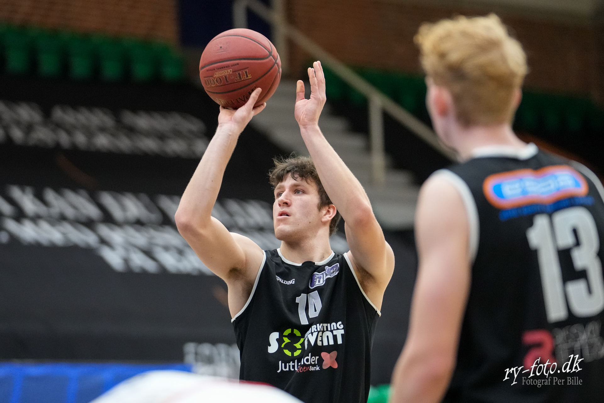 Sikker sejr over godt kæmpende Academy